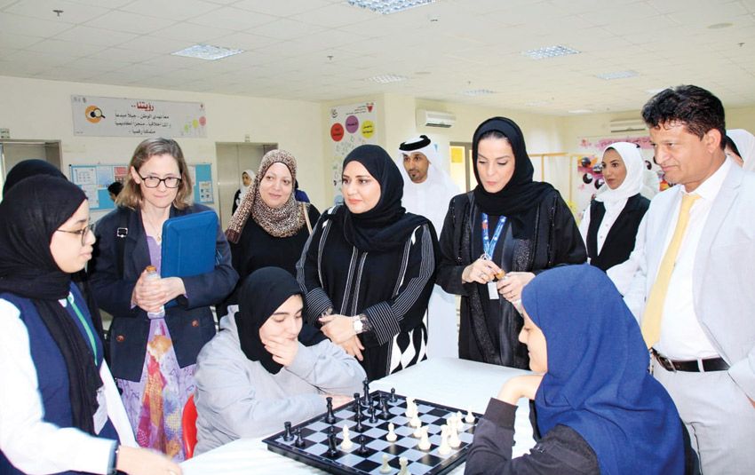 أخبار الخليج | كلية البحرين للمعلمين تطلع على الممارسات المتميزة لمدرسة ...
